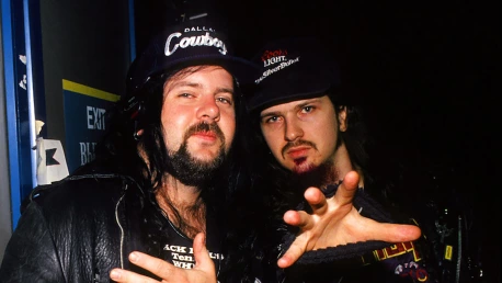METALLICA's JAMES HETFIELD on PANTERA's DIMEBAG DARRELL: "He inspired me"