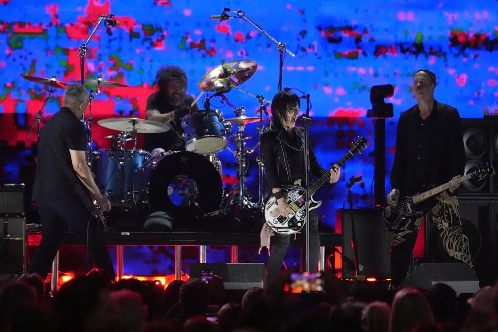 See NIRVANA members reunite for surprise FireAid performance in Los Angeles