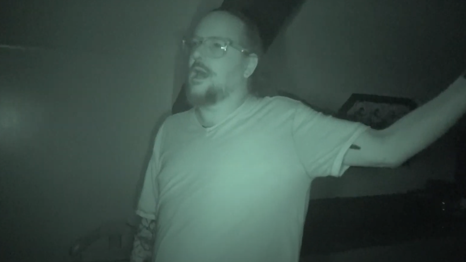 See JONATHAN DAVIS' chilling cameo on 'Ghost Adventures'